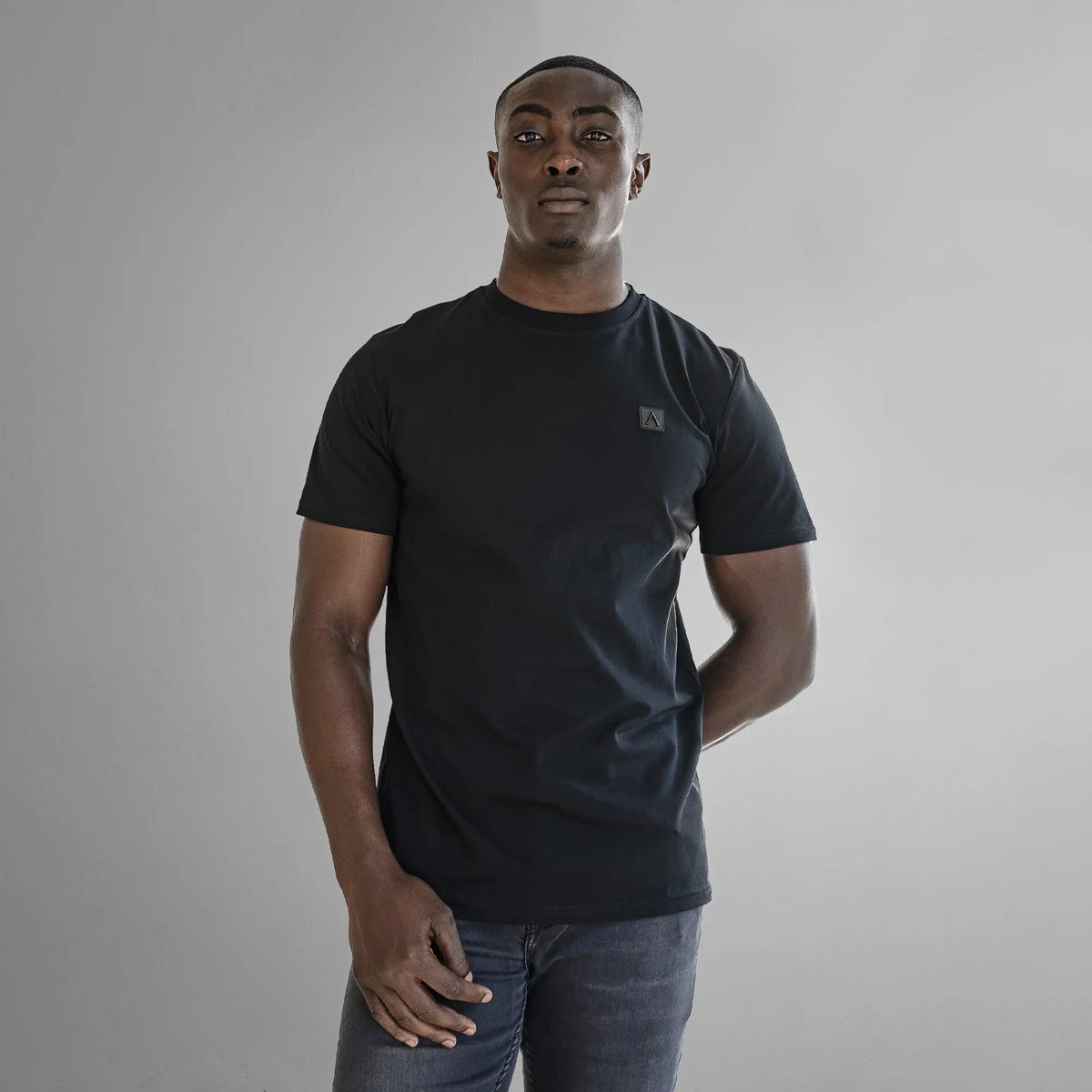 Fade Iconic Badge Slim Fit T-shirt Black – Fade.
